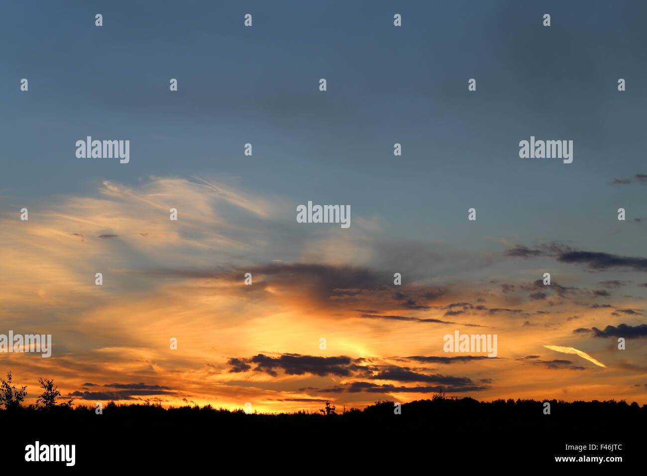 Beautiful sunset with bright light in rustic field Stock Photo - Alamy