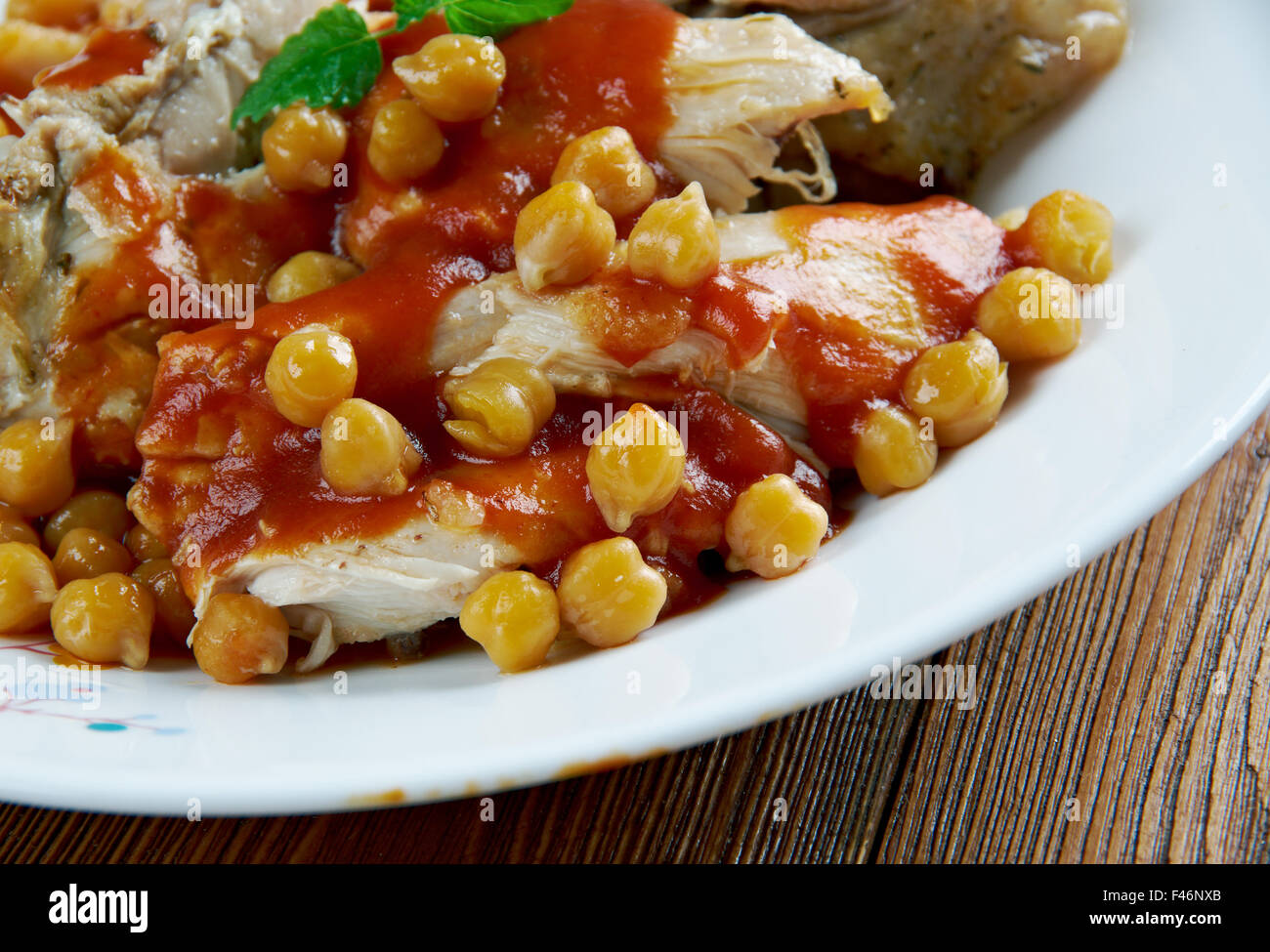 chtitha poulet - Chicken stew with chickpeas and sauce. Algerian ...