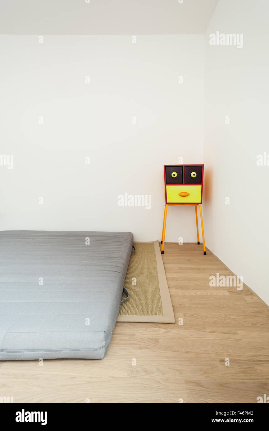 Empty room mattress floor hi-res stock photography and images - Alamy