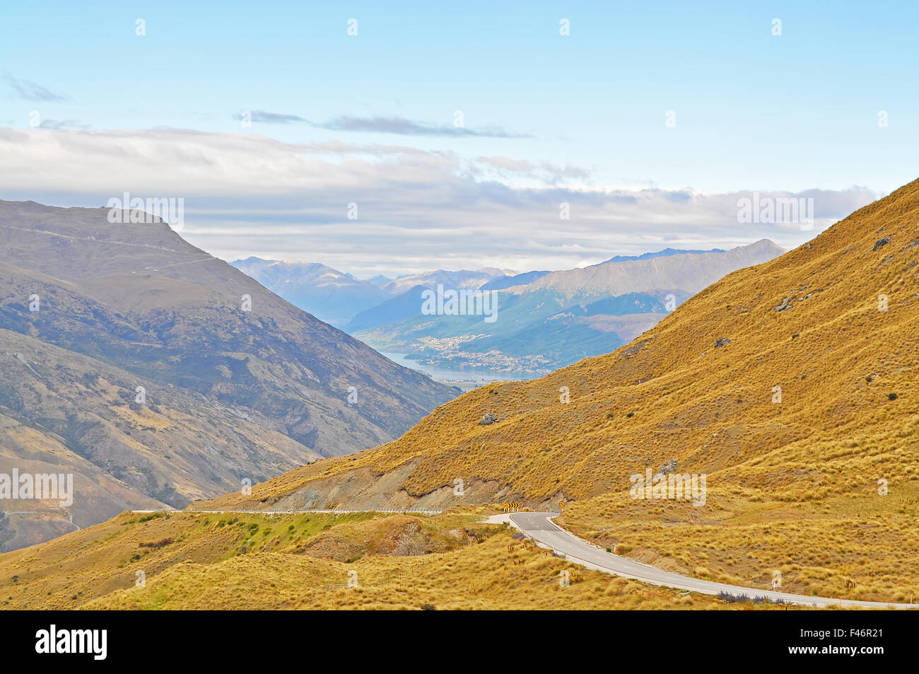 The colorful countryside on the drive through the Crown Ranges, en ...