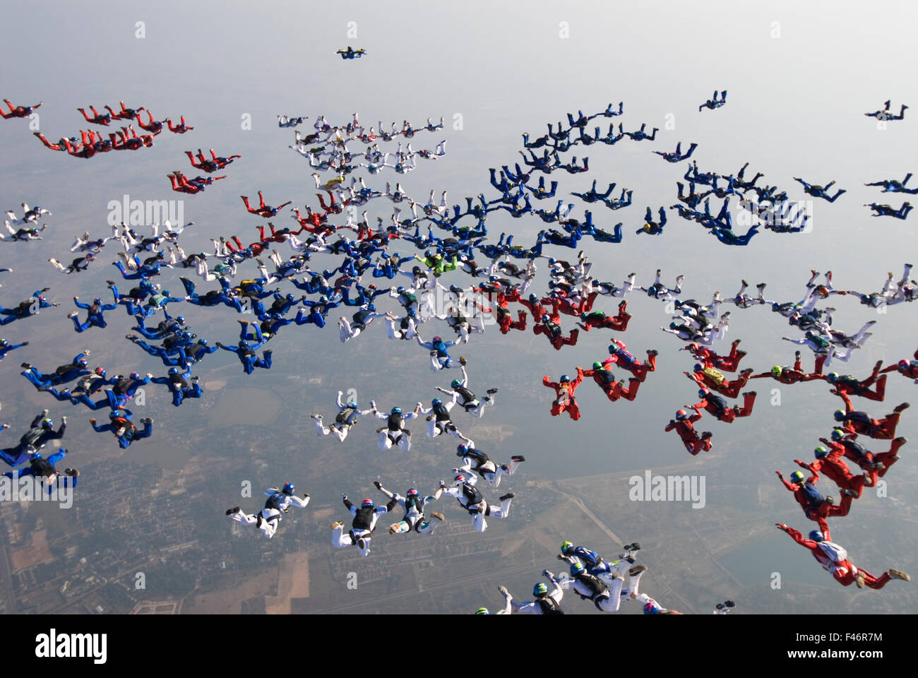 Parachute jumping in formation hi-res stock photography and images - Alamy