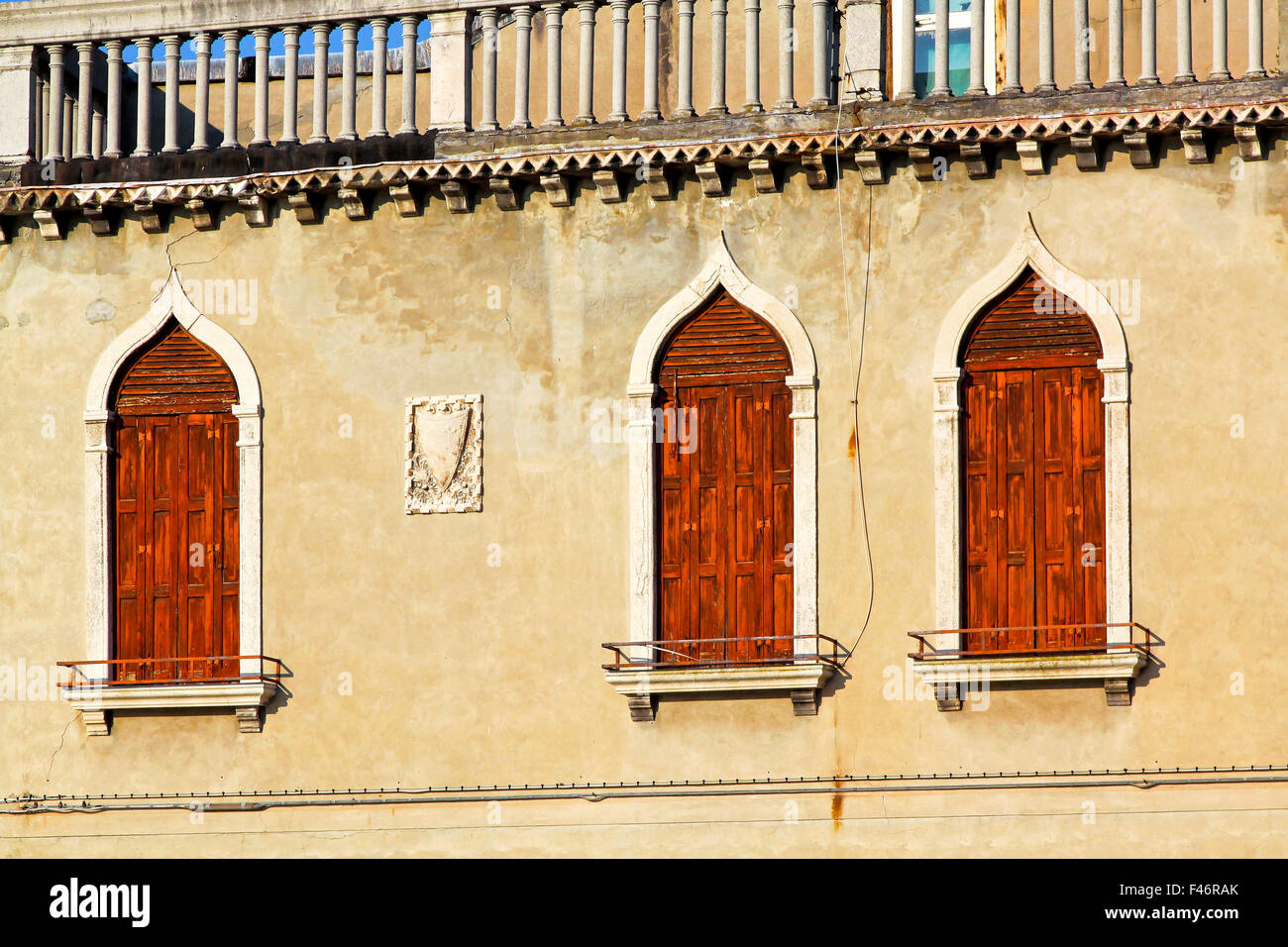 Venetian style windows hi-res stock photography and images - Alamy