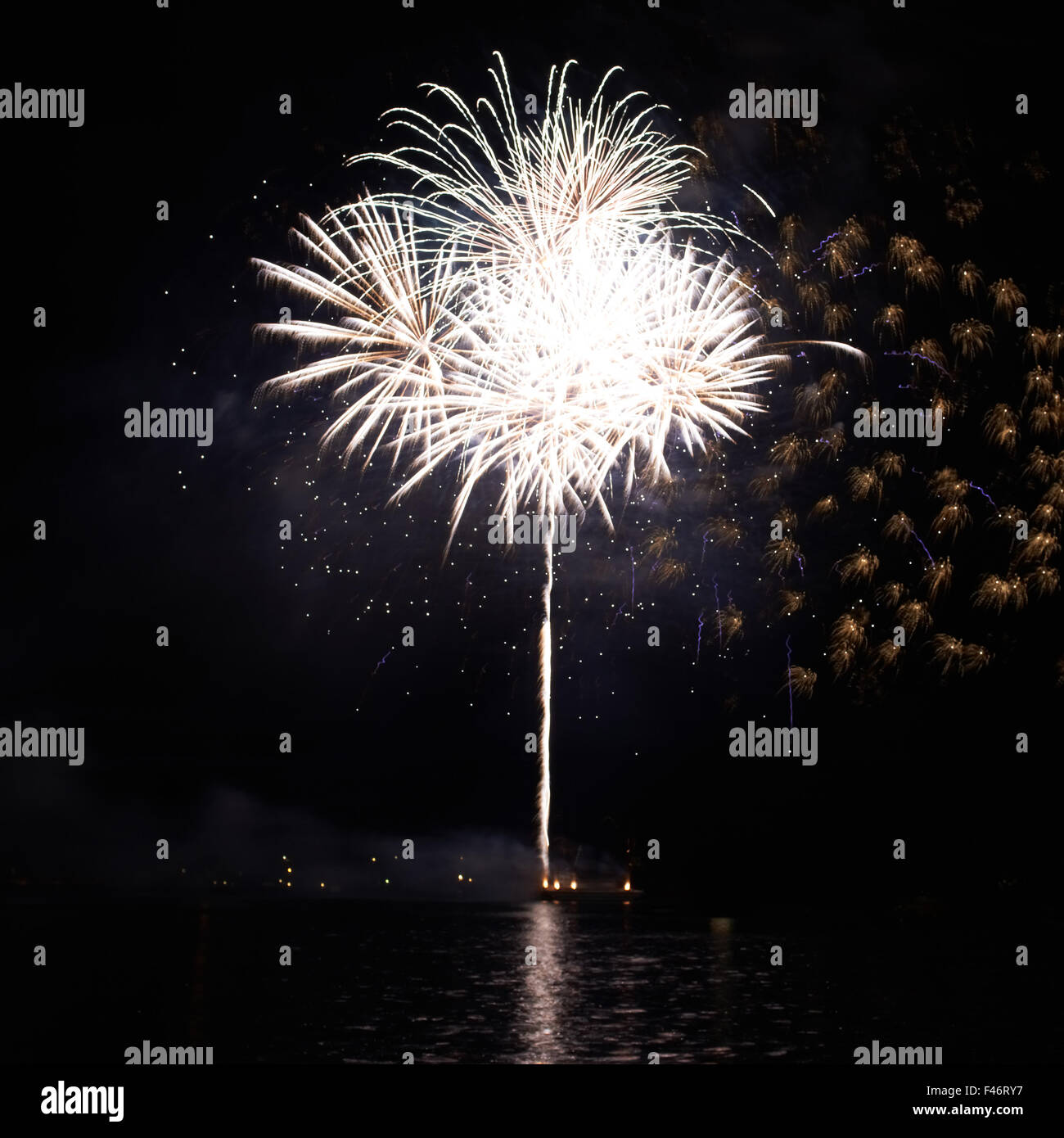 White fireworks hi-res stock photography and images - Alamy