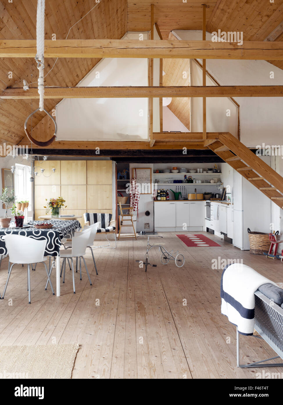 Sloping roof hi-res stock photography and images - Alamy