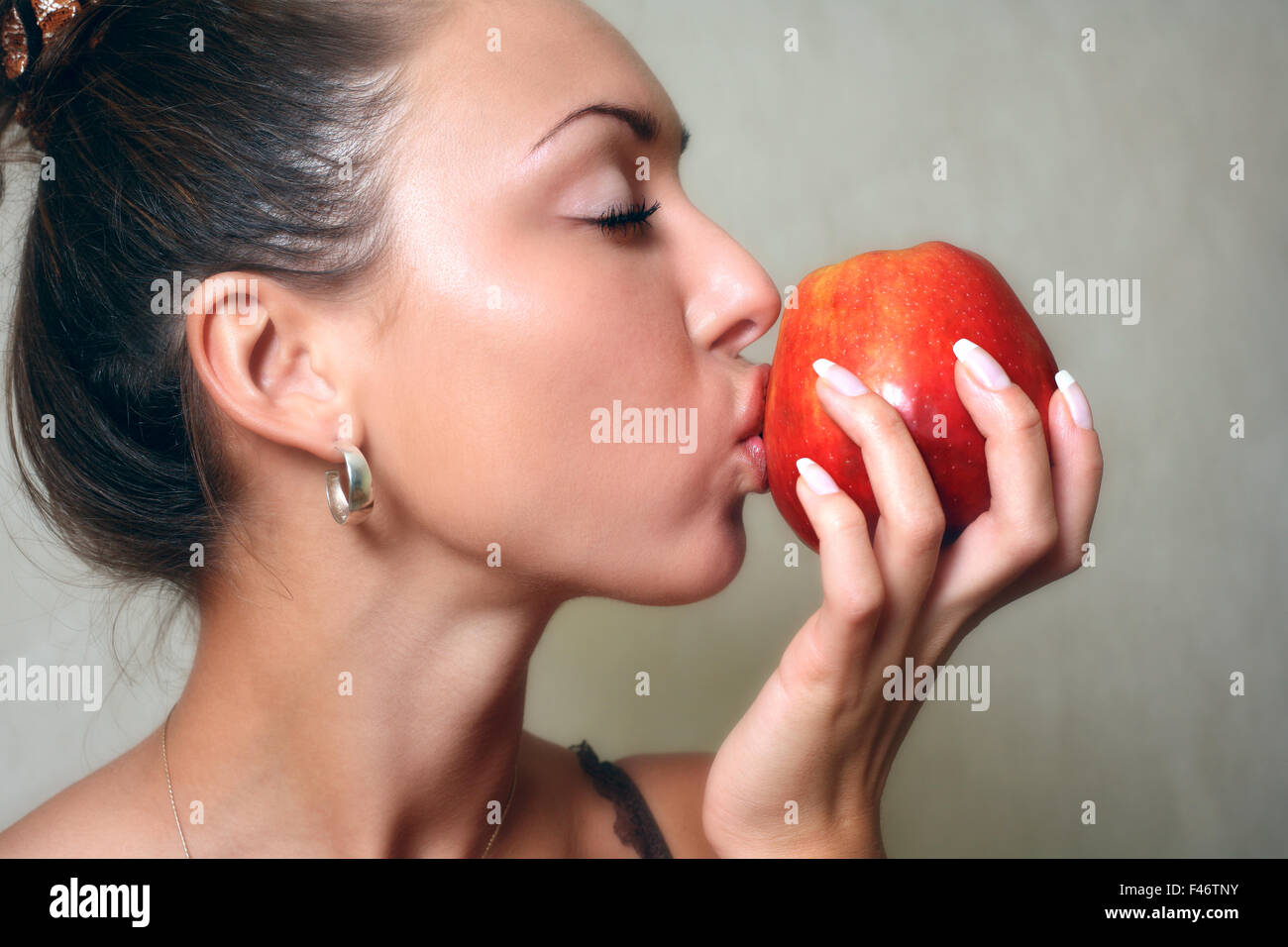 Apple kiss hi-res stock photography and images - Alamy