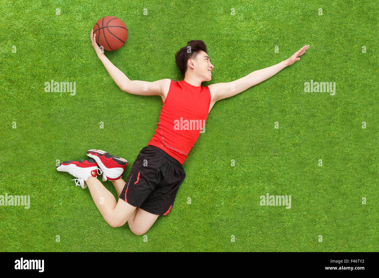 Young man dunking ball hi-res stock photography and images - Alamy