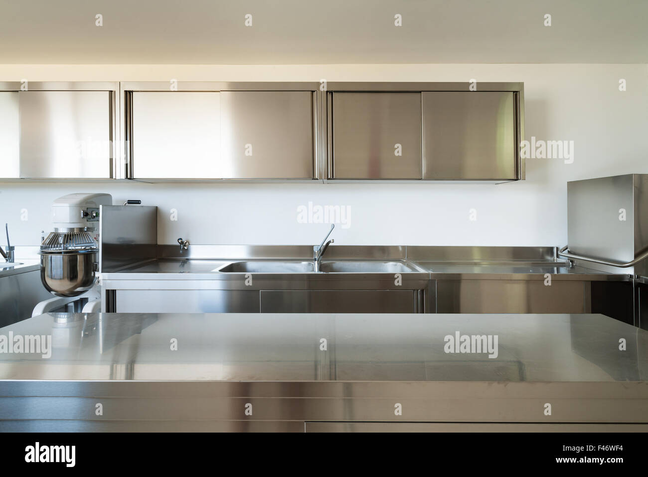 Professional kitchen, view counter in steel Stock Photo - Alamy