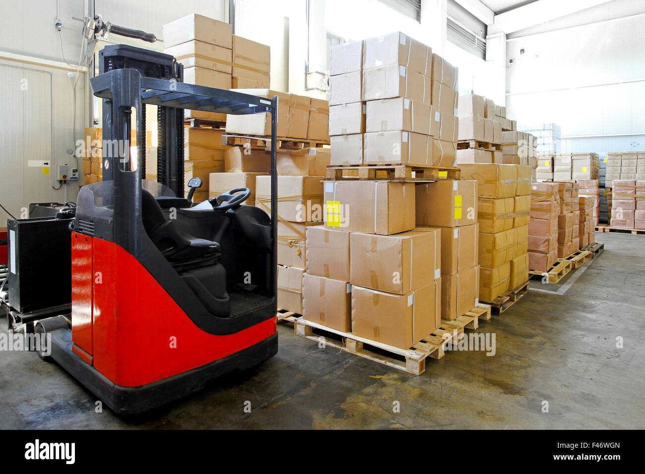 Forklift warehouse hi-res stock photography and images - Alamy