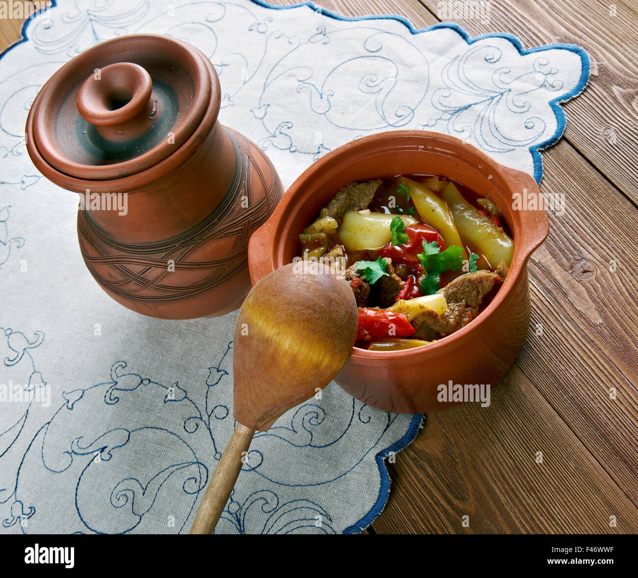 Kuzu guvec - Turkish dish of lamb with vegetables Stock Photo - Alamy