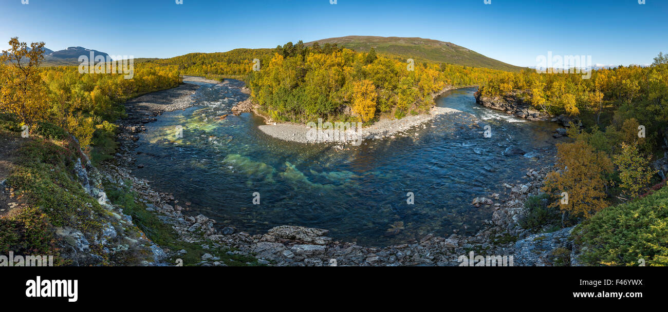 River bend in Abiskojokk, autumnal landscape, Abisko National Park ...