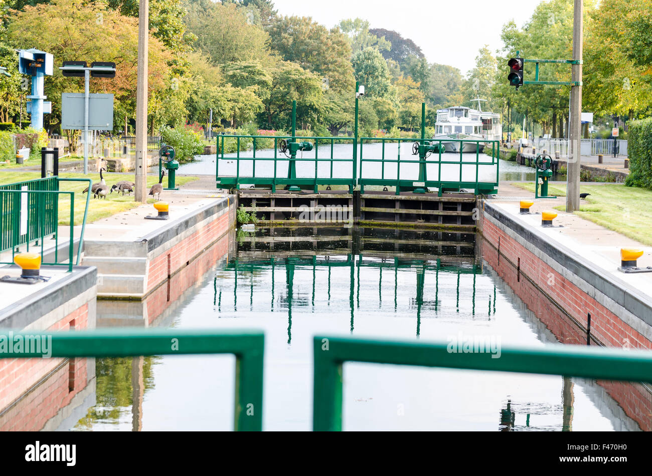 Canal retaining wall hi-res stock photography and images - Alamy