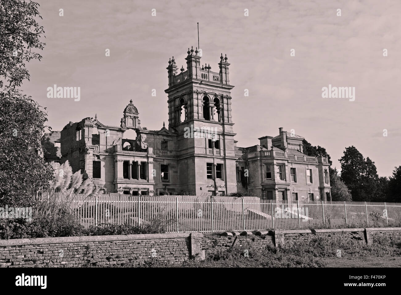 Gutted buildings hi-res stock photography and images - Alamy