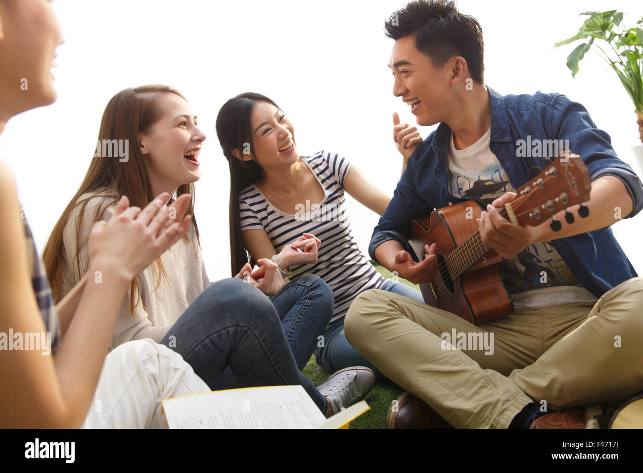 Singing young people hi-res stock photography and images - Alamy