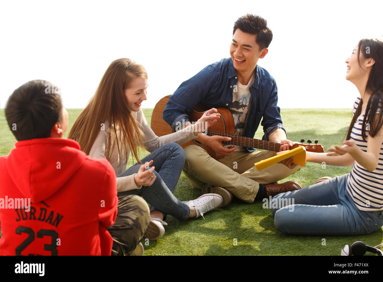 Singing young people hi-res stock photography and images - Alamy