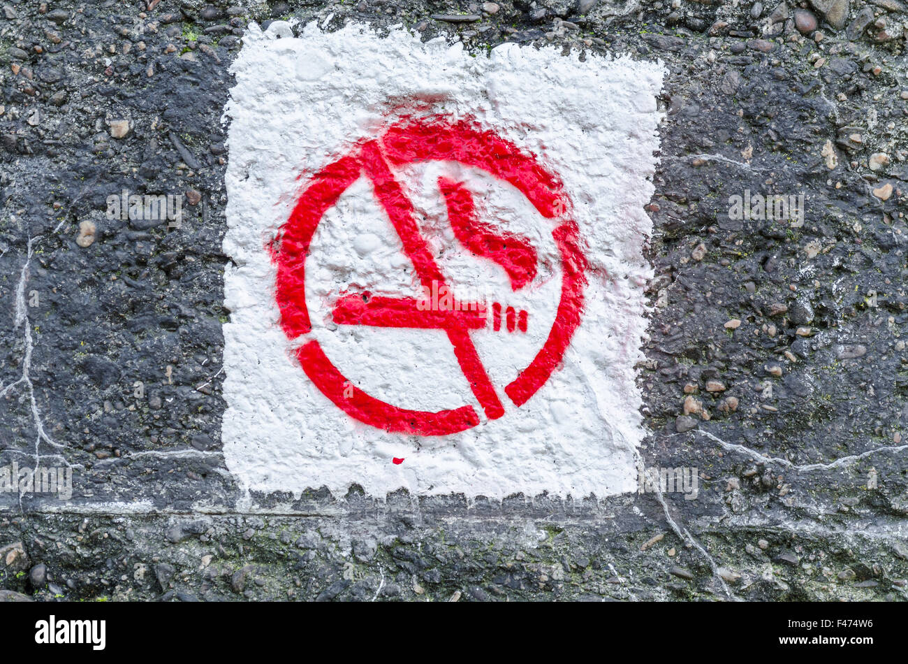Graffiti smoking ban Stock Photo - Alamy