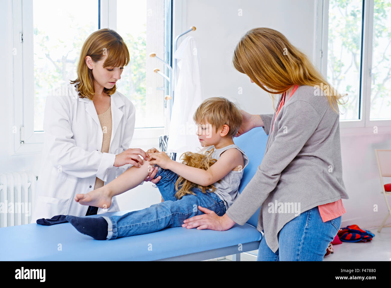 KNEE SYMPTOMATOLOGY, CHILD Stock Photo - Alamy