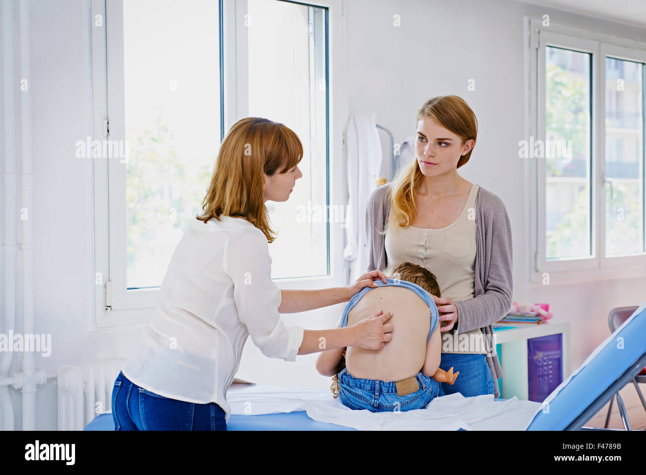 BACK SYMPTOMATOLOGY, CHILD Stock Photo - Alamy