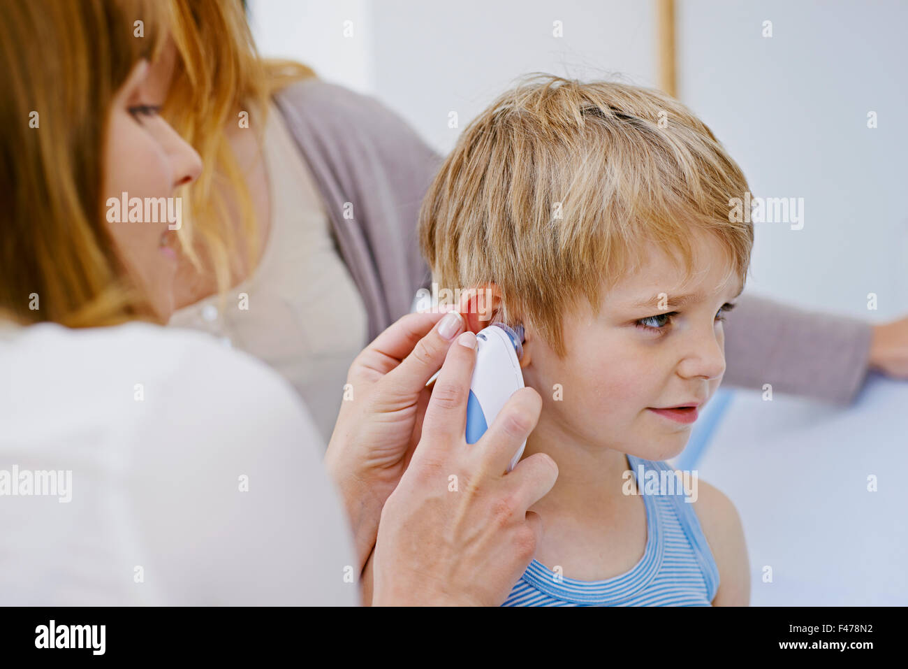Child thermometer ear hi-res stock photography and images - Alamy