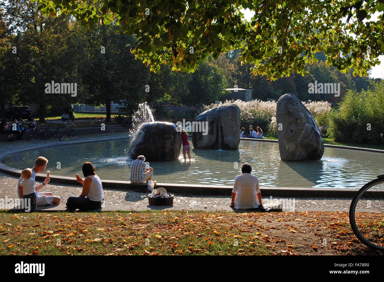 People sitting eating hi-res stock photography and images - Alamy