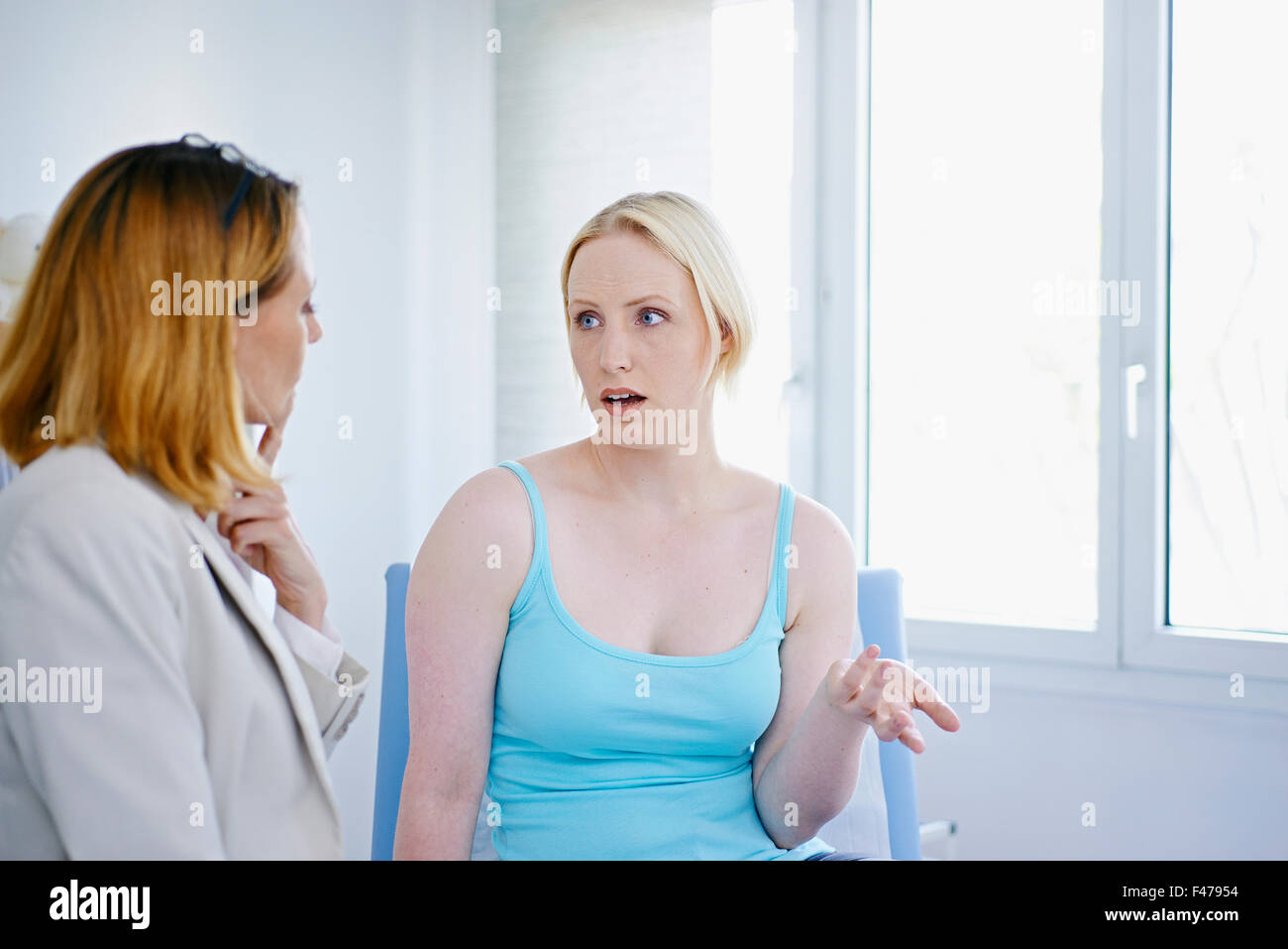 WOMAN IN CONSULTATION, DIALOGUE Stock Photo - Alamy