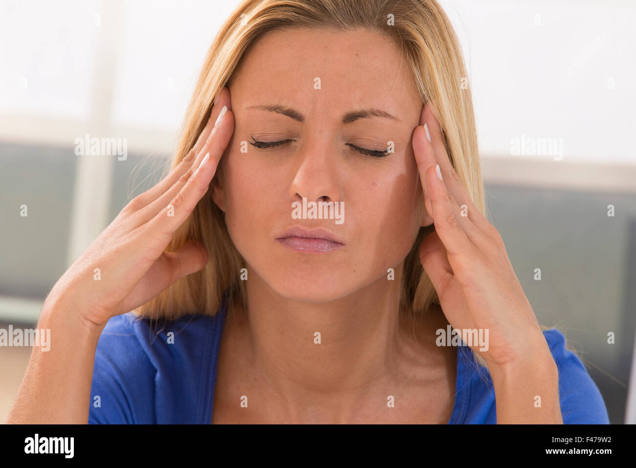 WOMAN WITH HEADACHE Stock Photo - Alamy