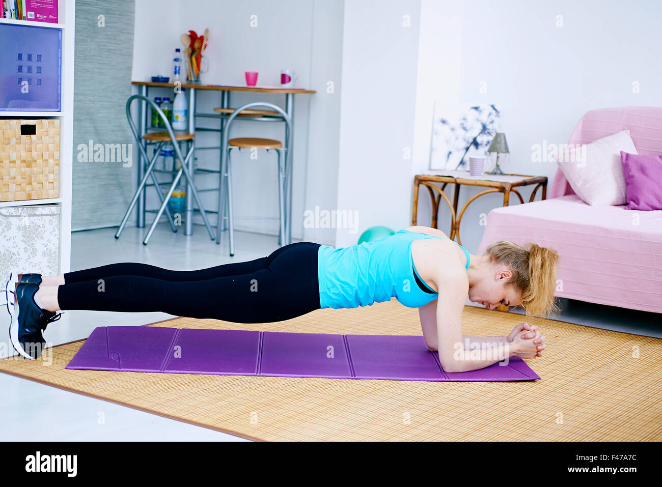WOMAN PRACTISING SPORT Stock Photo - Alamy