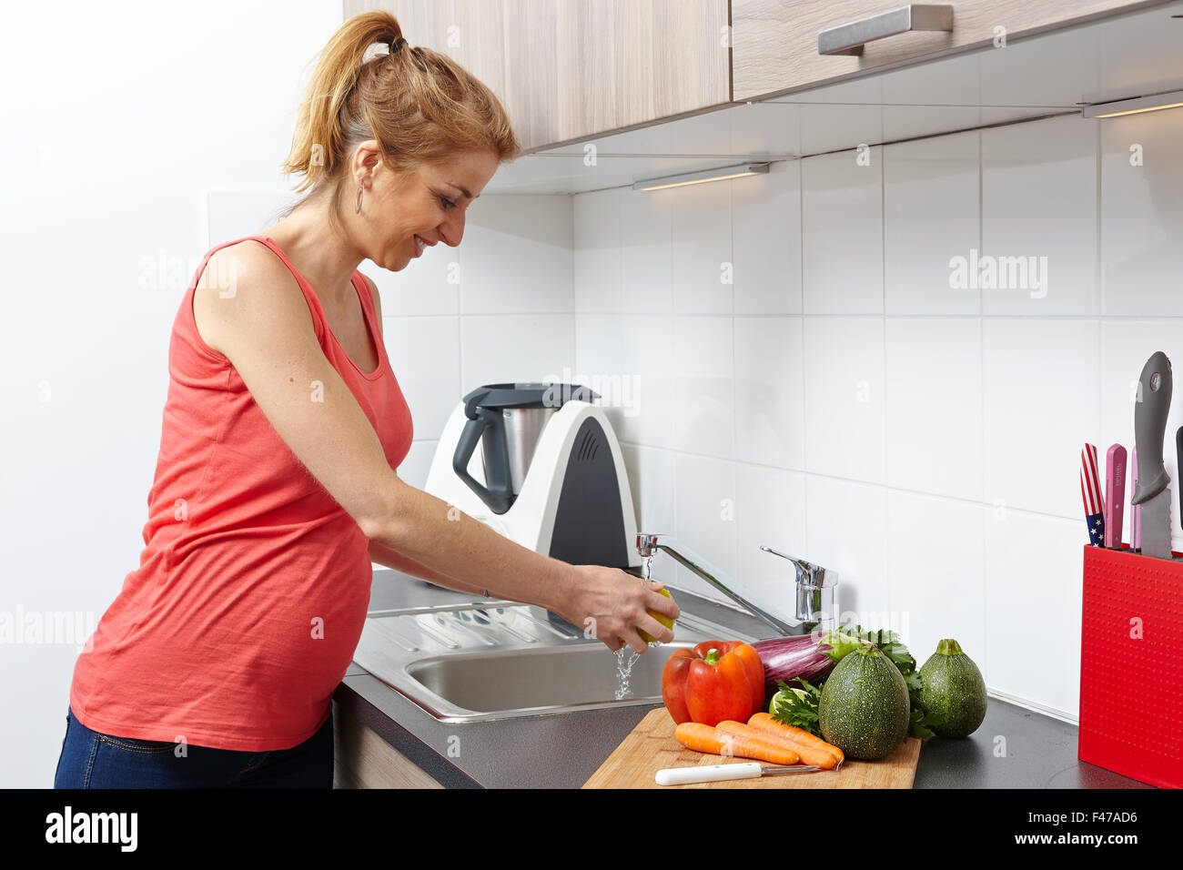 PREGNANT WOMAN IN KITCHEN Stock Photo - Alamy