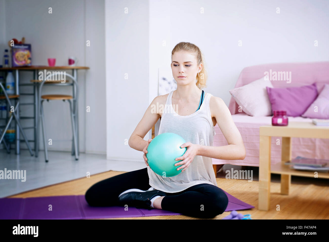 WOMAN PRACTISING SPORT Stock Photo - Alamy