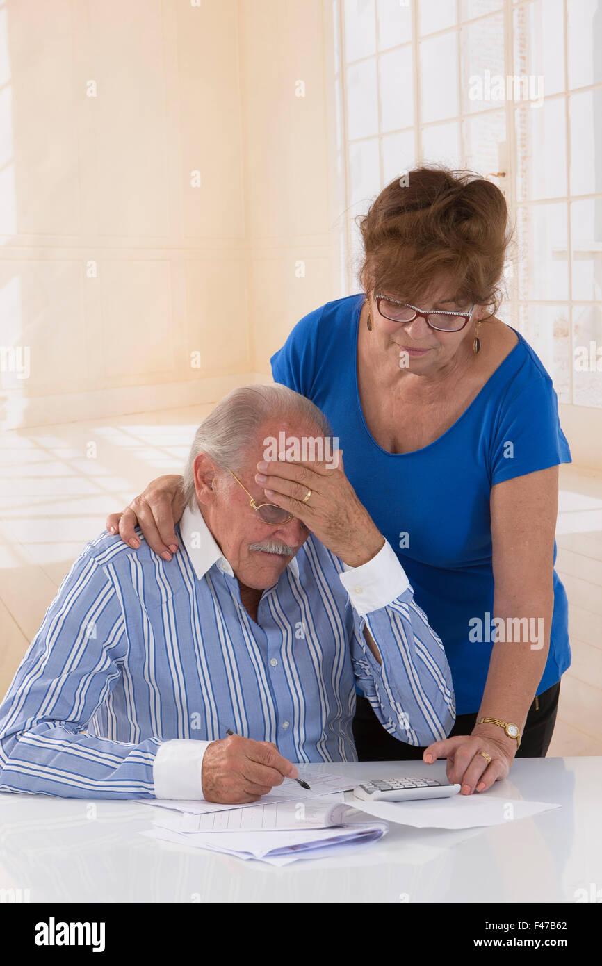 COUPLE DOING PAPERWORK Stock Photo - Alamy