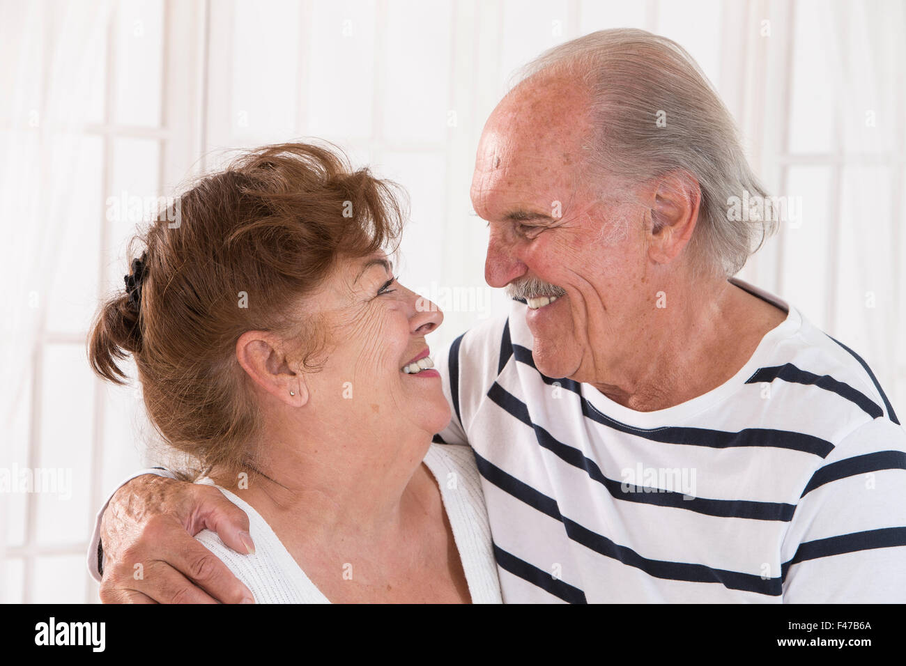 Senior citizen hugging an adult hi-res stock photography and images - Alamy