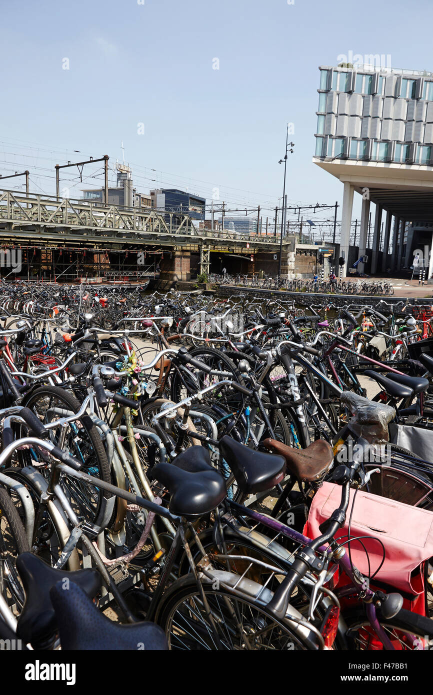 Crowded bike bicycle parking space hi-res stock photography and images ...