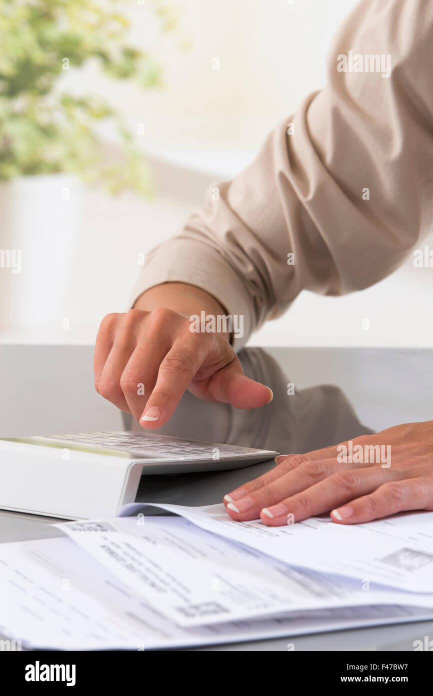 Woman bills papers calculator hi-res stock photography and images - Alamy