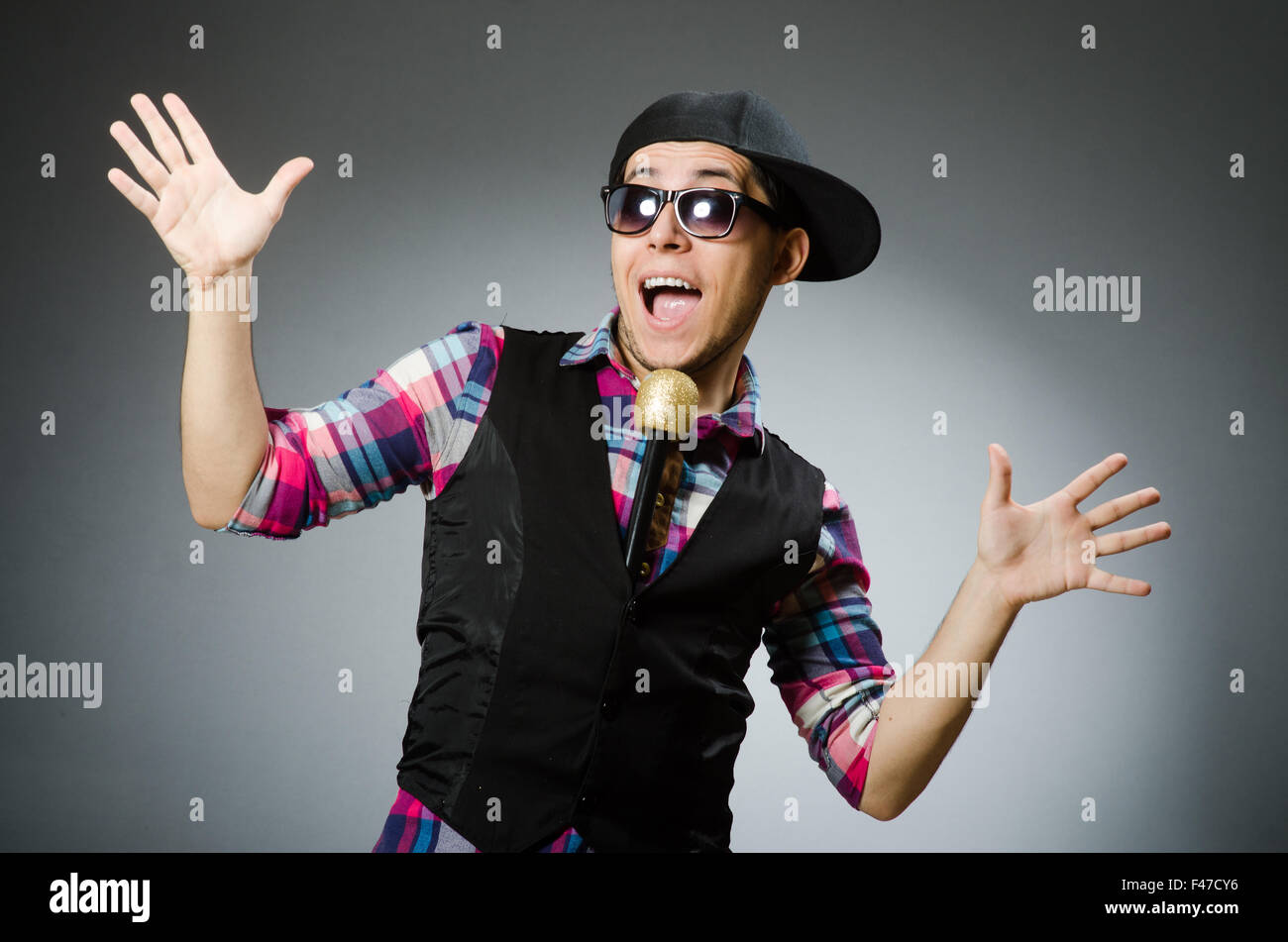 Funny man singing in karaoke Stock Photo - Alamy