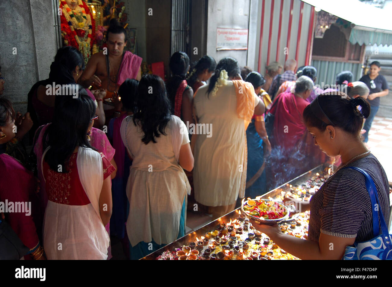 Hindu priest in temple hi-res stock photography and images - Alamy