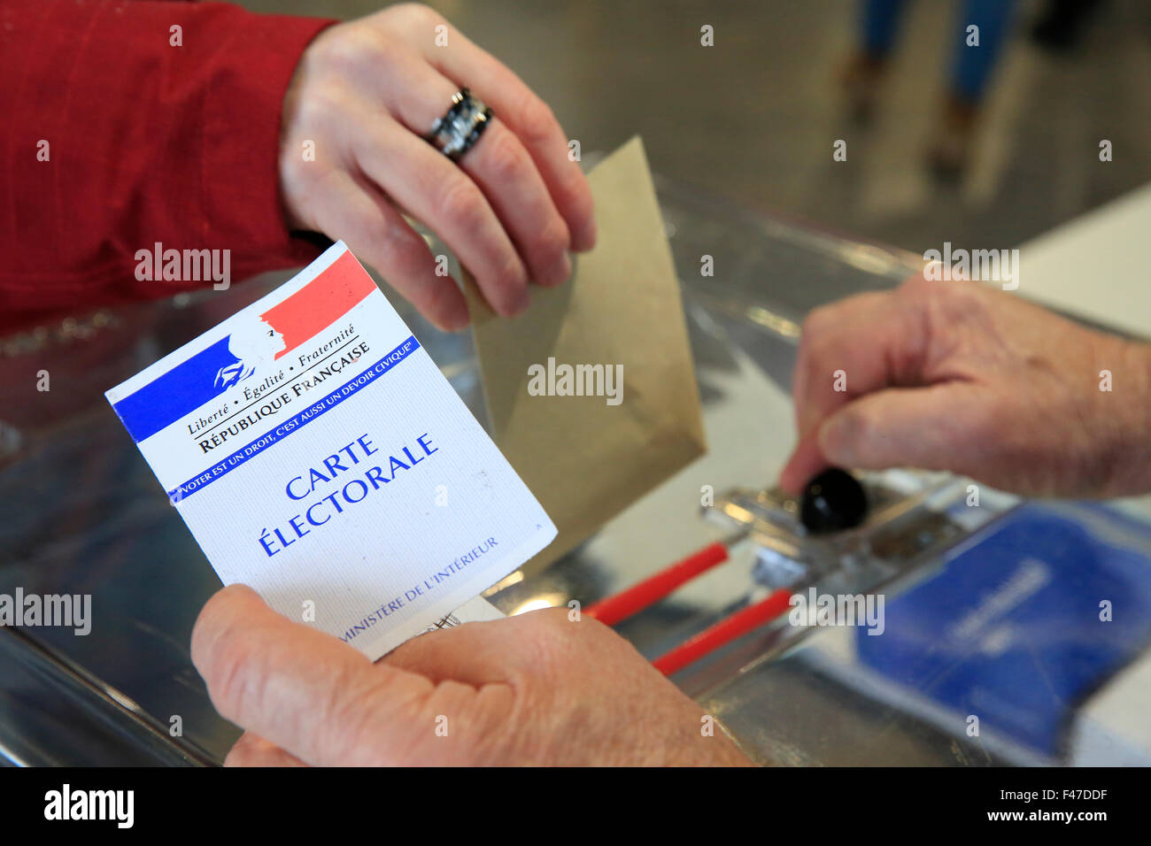 Voting hands ballot box hi-res stock photography and images - Alamy