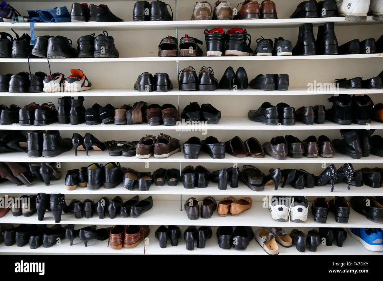Crowded shelves hi-res stock photography and images - Alamy