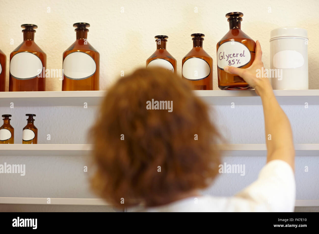 Pharmacist in lab holding bottle with glycerol Stock Photo - Alamy