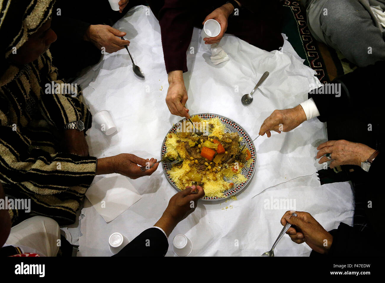 Muslims share meal mosque hi-res stock photography and images - Alamy