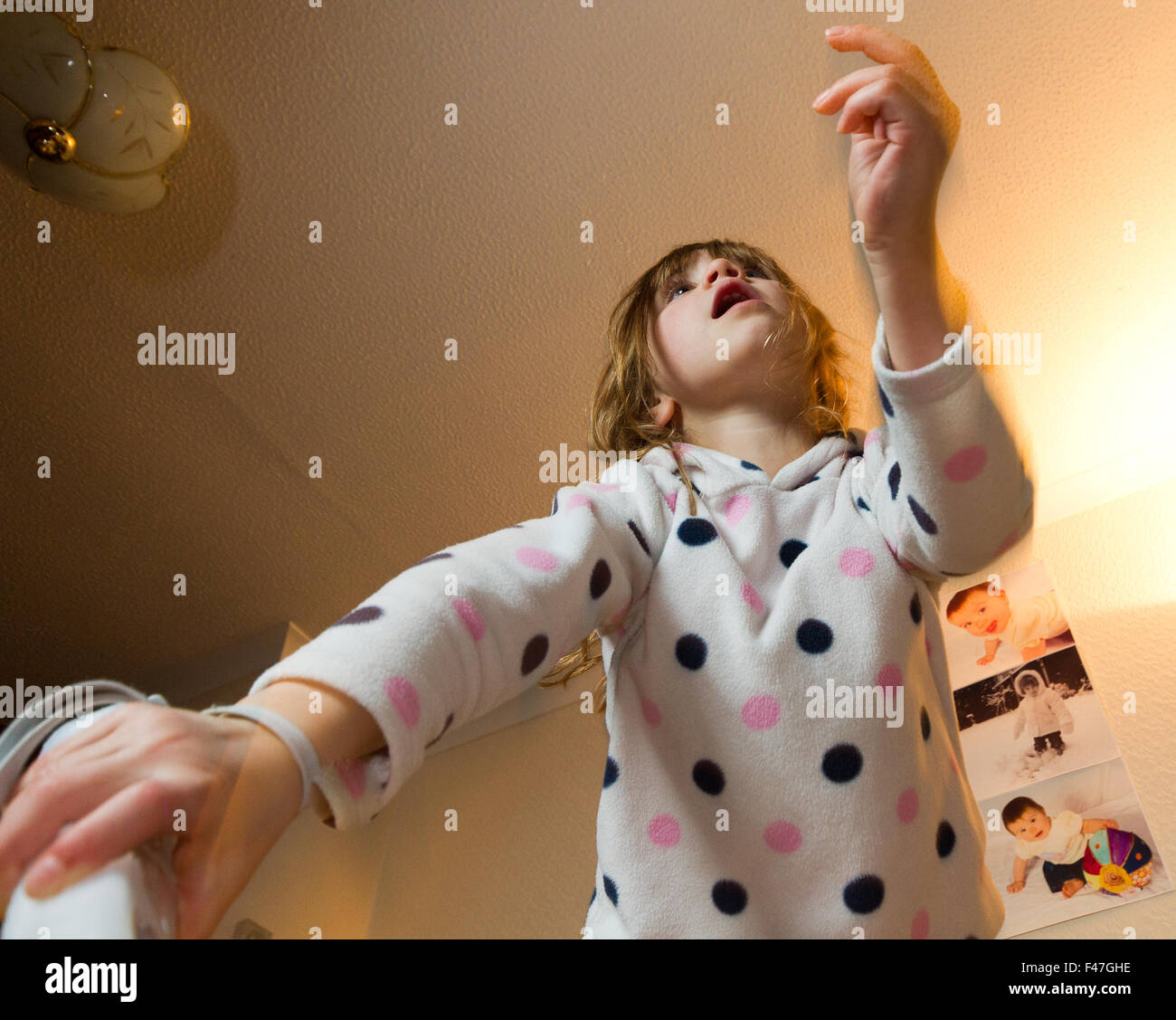 Nintendo wii girl hi-res stock photography and images - Alamy