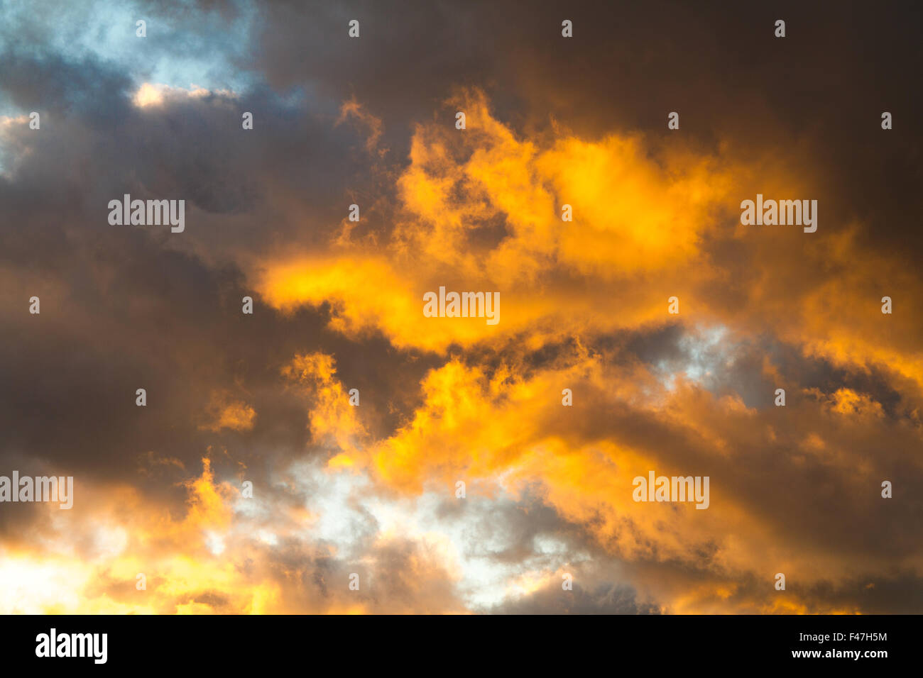 Orange lit clouds hi-res stock photography and images - Alamy