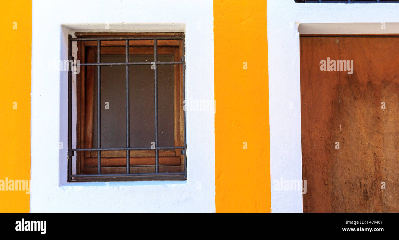 Yellow window frames hi-res stock photography and images - Alamy