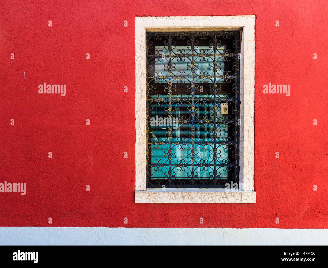 Red window frames hi-res stock photography and images - Alamy