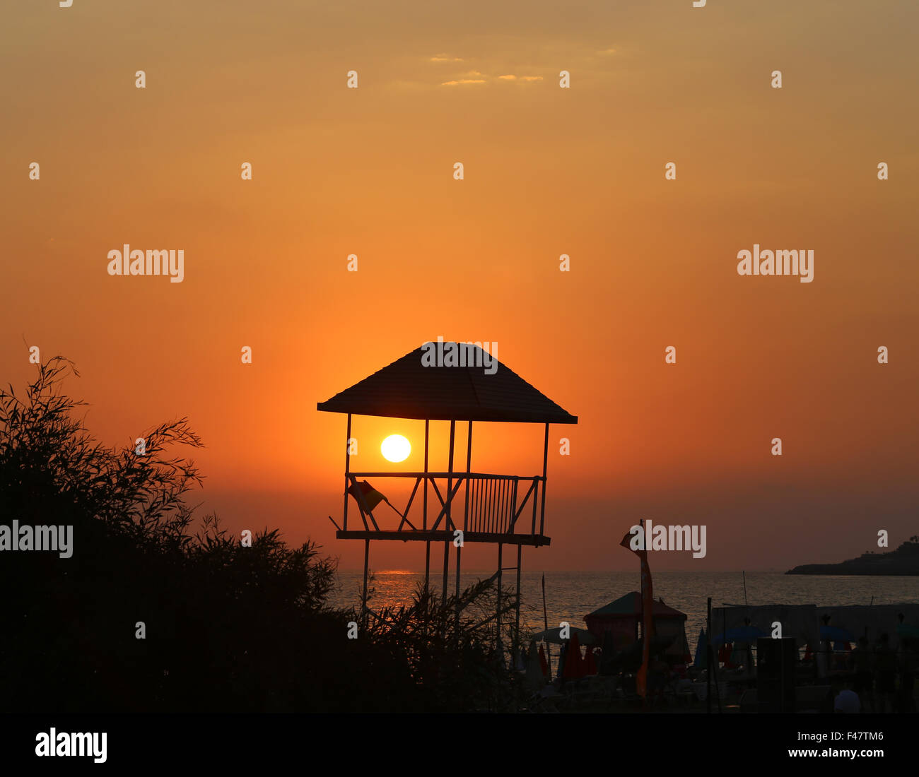 Beautiful sunset with bright light in rustic field Stock Photo - Alamy
