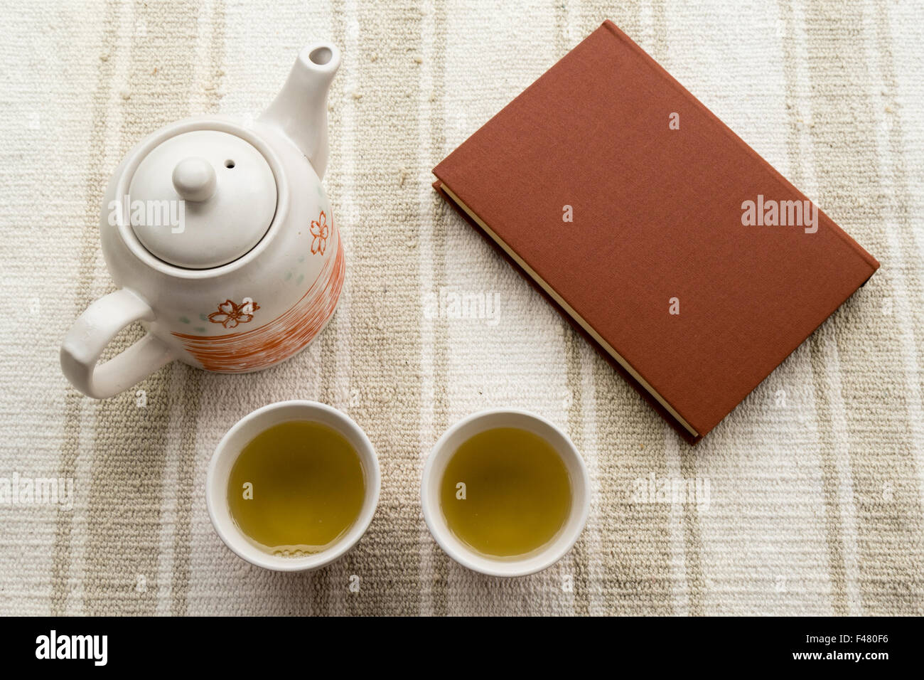 Teacup and saucer book hi-res stock photography and images - Alamy