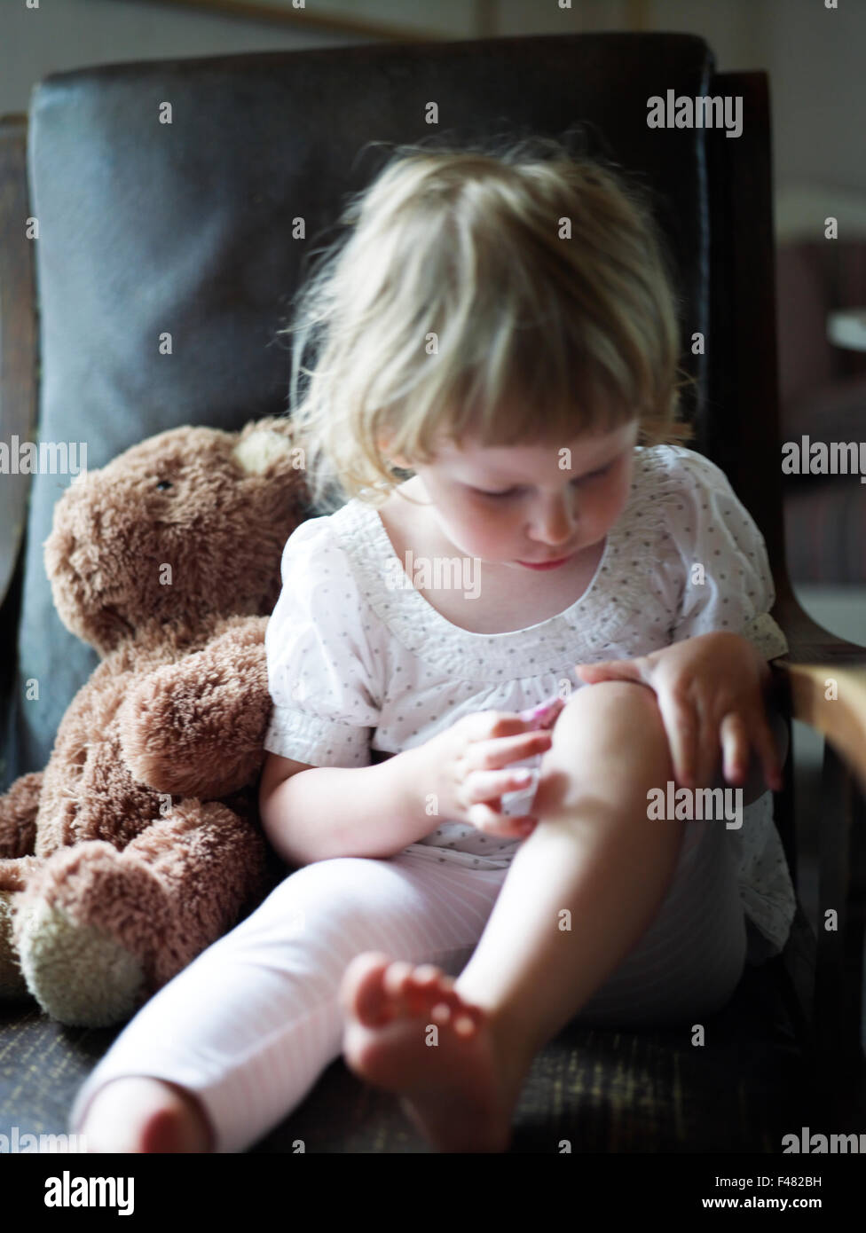 Wound plaster hi-res stock photography and images - Alamy
