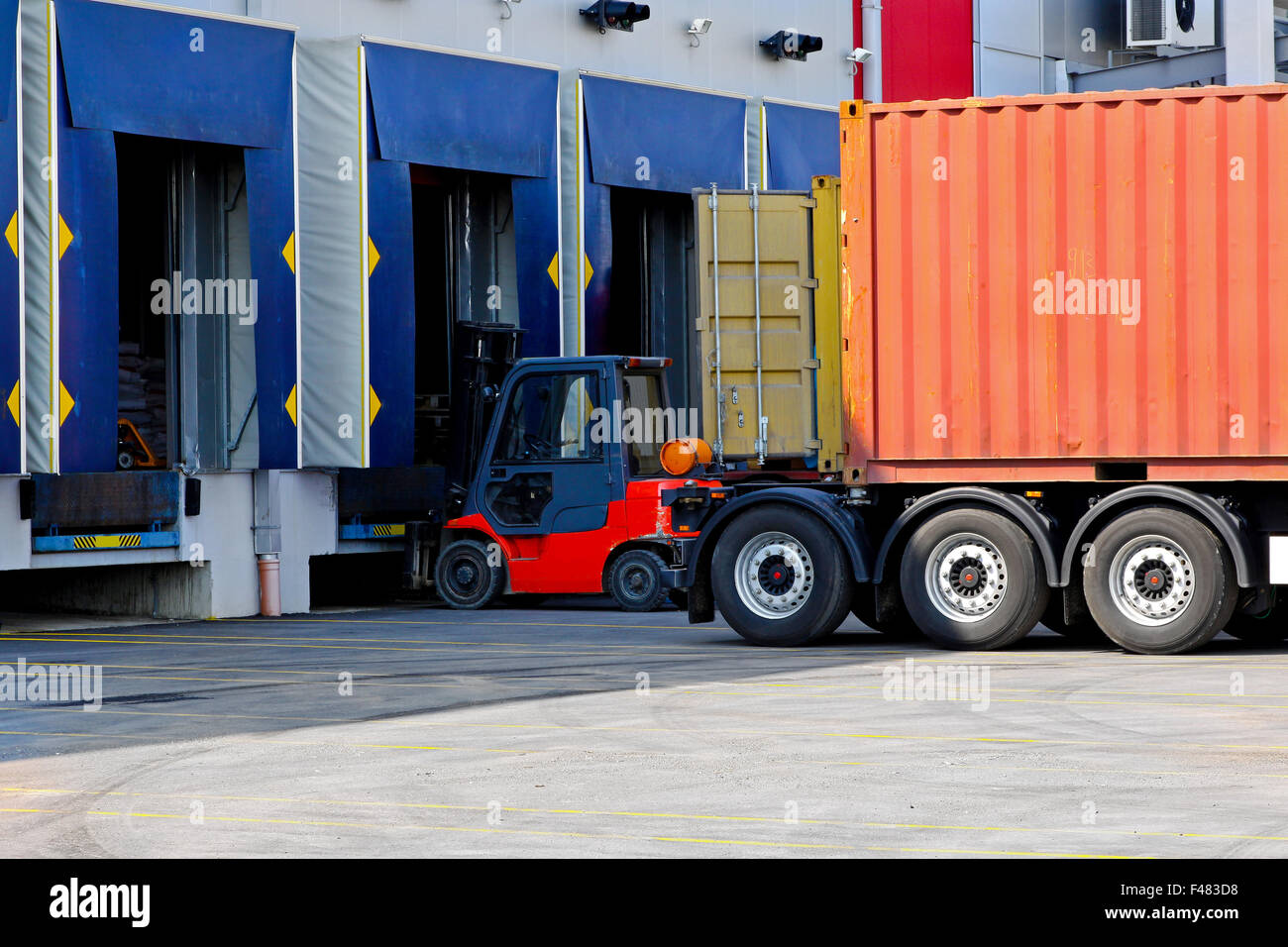 Loading semi truck forklift hi-res stock photography and images - Alamy