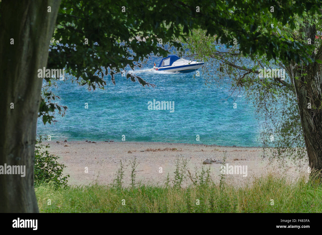 Speed boat beach hi-res stock photography and images - Alamy