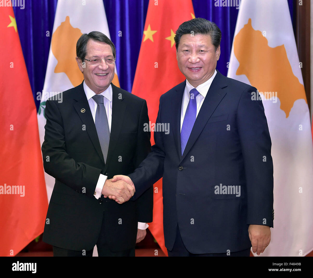 Beijing, China. 15th Oct, 2015. Chinese President Xi Jinping shakes ...