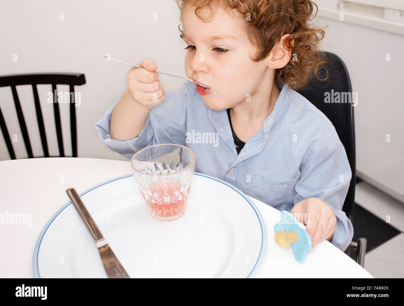 Children sitting at empty table hi-res stock photography and images - Alamy
