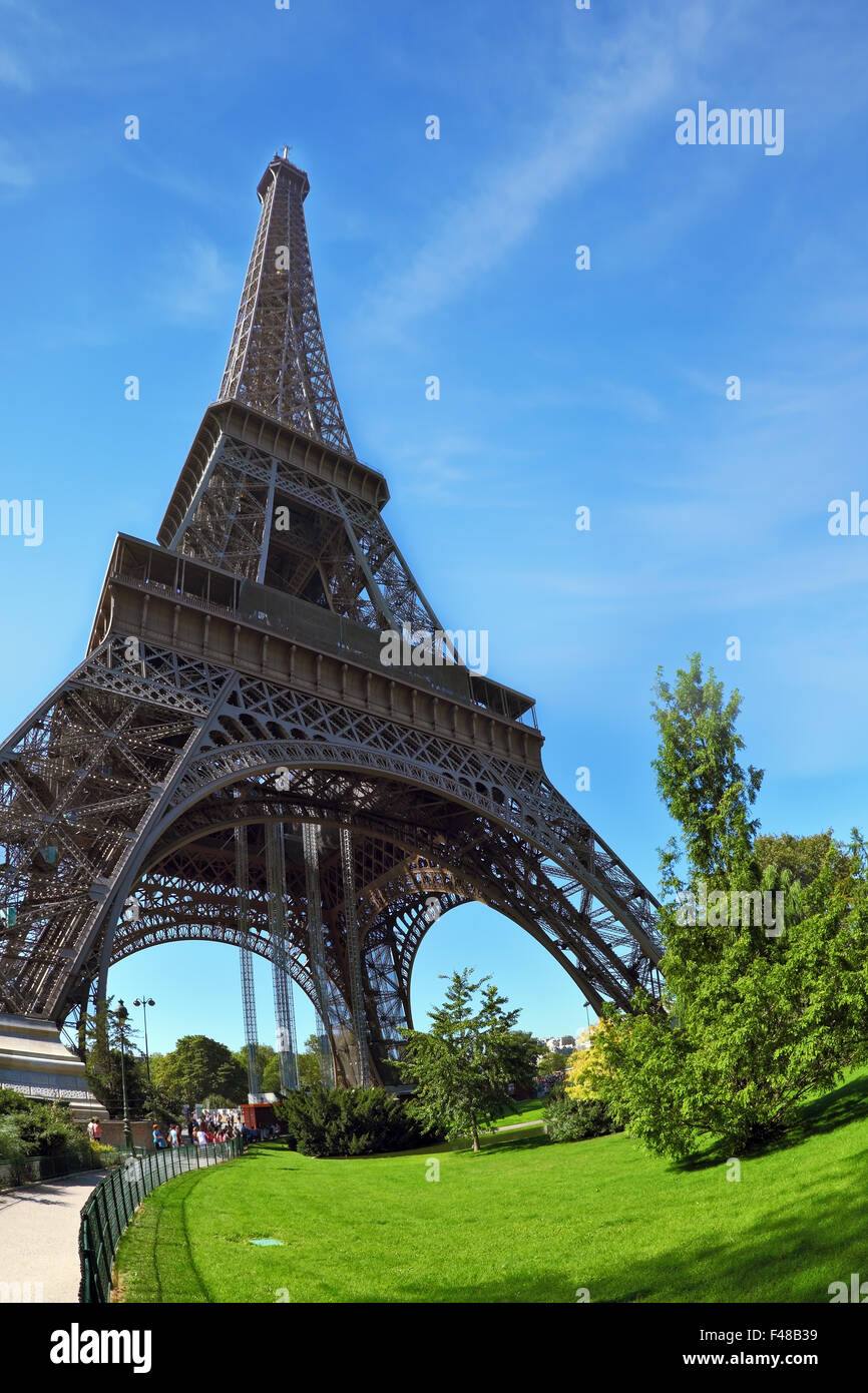 Park at the foot of the Eiffel Tower Stock Photo - Alamy